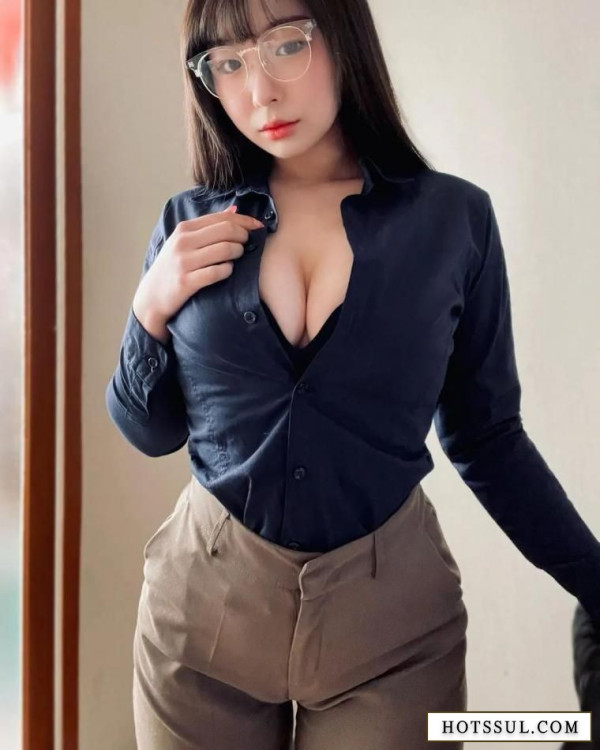 E거니 (@cardi_gk) 오피스룩 단추푼 거유 가슴