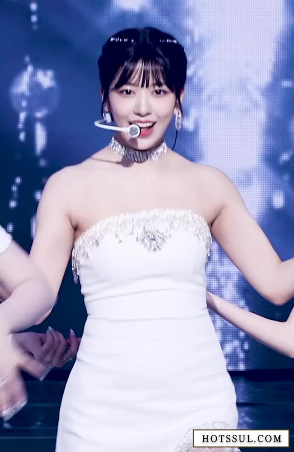 아름답고 섹시한 화이트 드레스를 입은 아이브 유진 매끈한 겨드랑이 노출