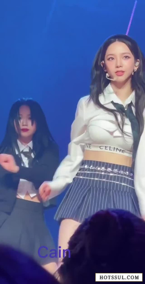 에스파 카리나 묵직한 가슴 밑 브라 노출