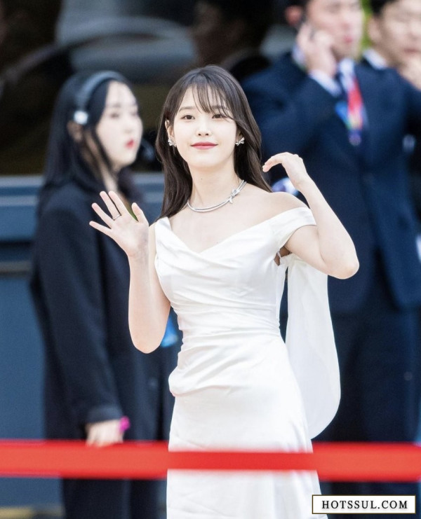 아이유 시상식 드레스 살짝 보이는 겨드랑이