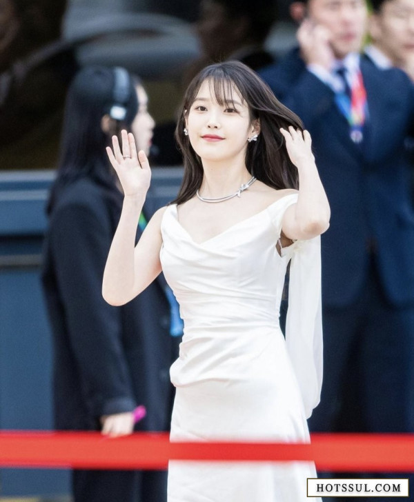 아이유 시상식 드레스 살짝 보이는 겨드랑이