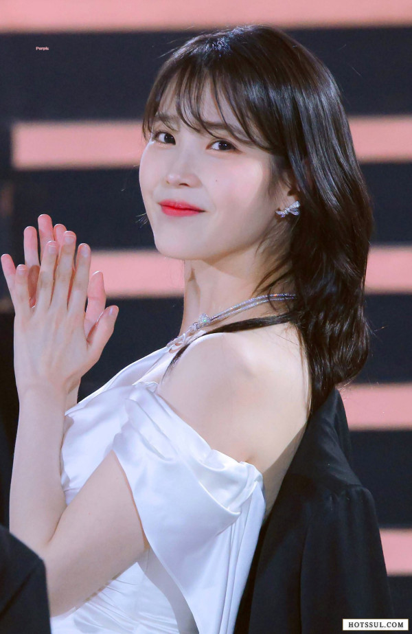 아이유 백상예술대상 드레스 자태 귀한 가슴골