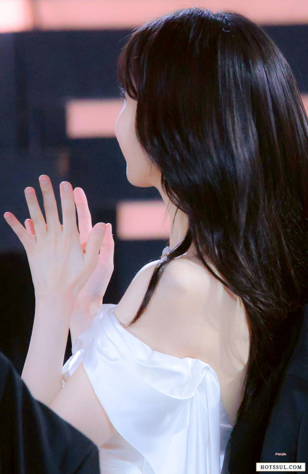 아이유 백상예술대상 드레스 자태 귀한 가슴골