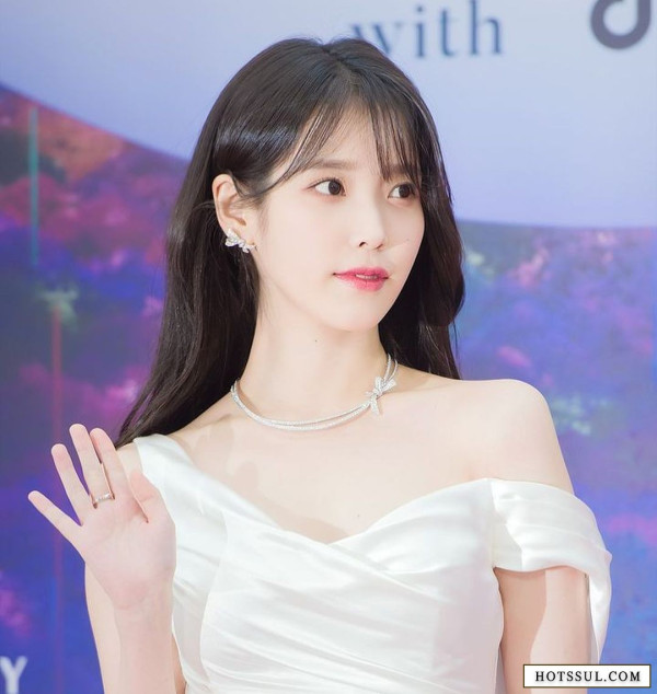 아이유 백상예술대상 드레스 자태 귀한 가슴골