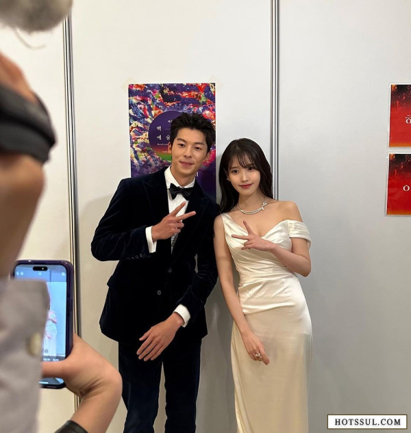 아이유 백상예술대상 드레스 자태 귀한 가슴골