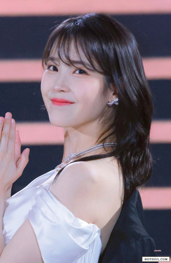 아이유 백상예술대상 드레스 자태 귀한 가슴골