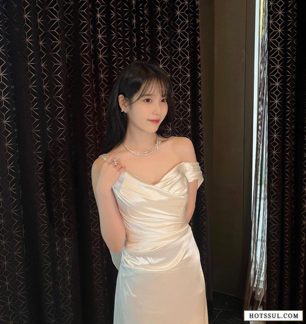 아이유 백상예술대상 드레스 자태 귀한 가슴골