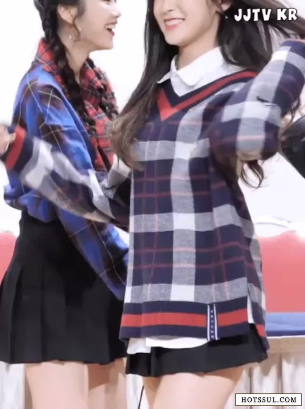 오마이걸 아린 말려 올라간 치마