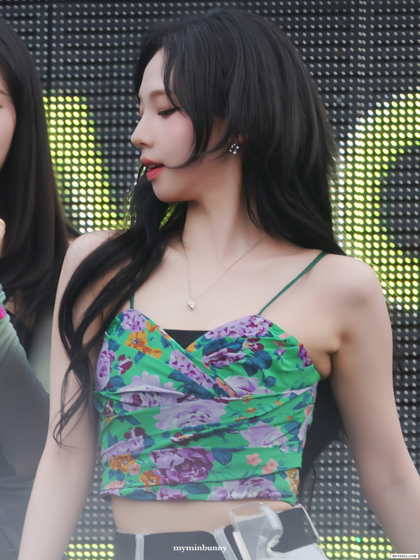 상처뿐인 에스파 카리나 워터밤 의상